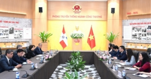 Bộ trưởng Nguyễn Hồng Diên gặp gỡ, làm việc với lãnh đạo nước Cộng hòa ...