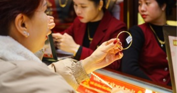 Cheo leo trên đỉnh, dự báo giá vàng tăng 110 triệu đồng/lượng