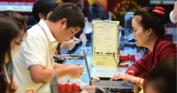 Giá vàng hôm nay tăng mạnh do nhà đầu tư đổ xô đi mua